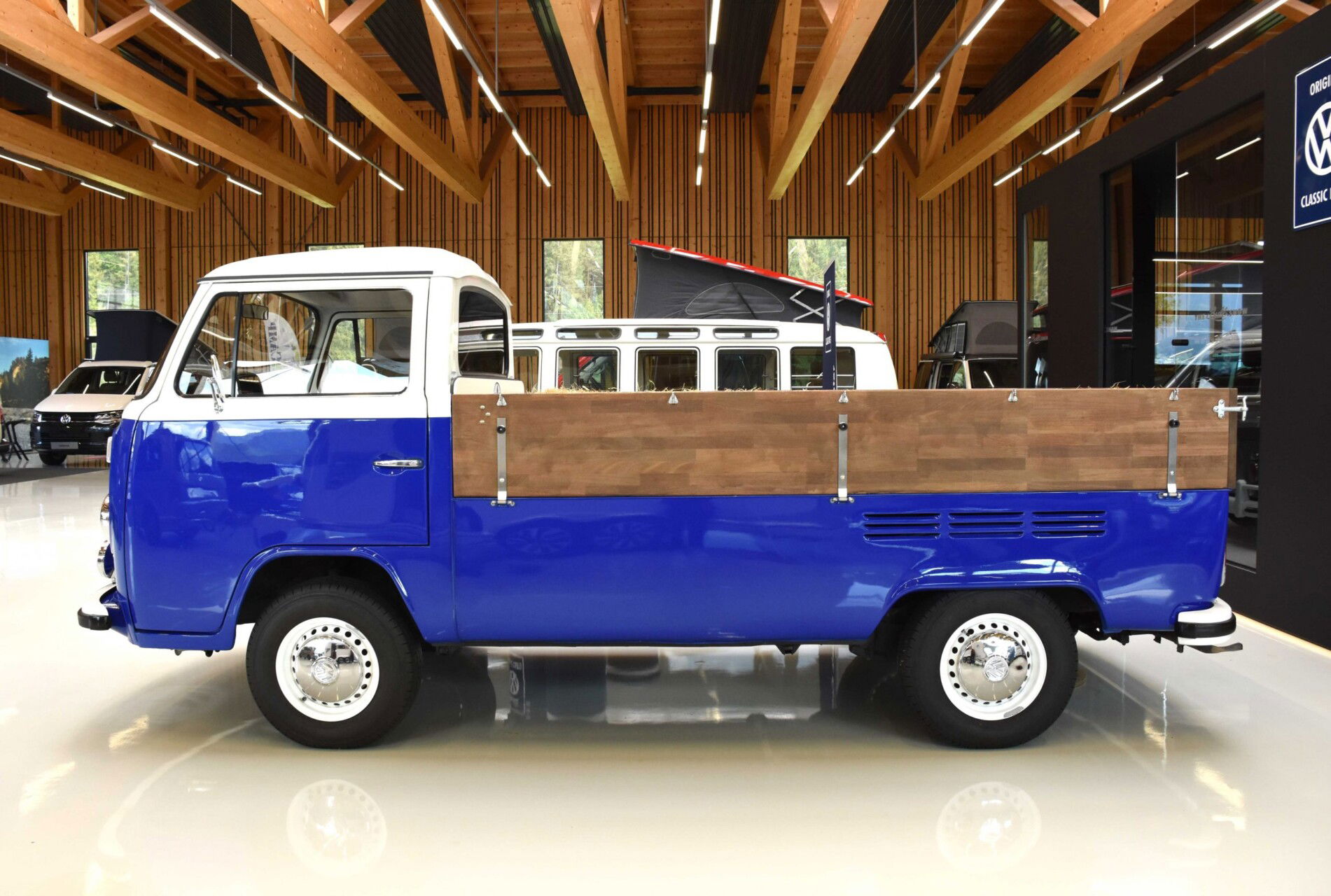 Unsere Volkswagen T2 Pritsche im Showroom - The Bullishow